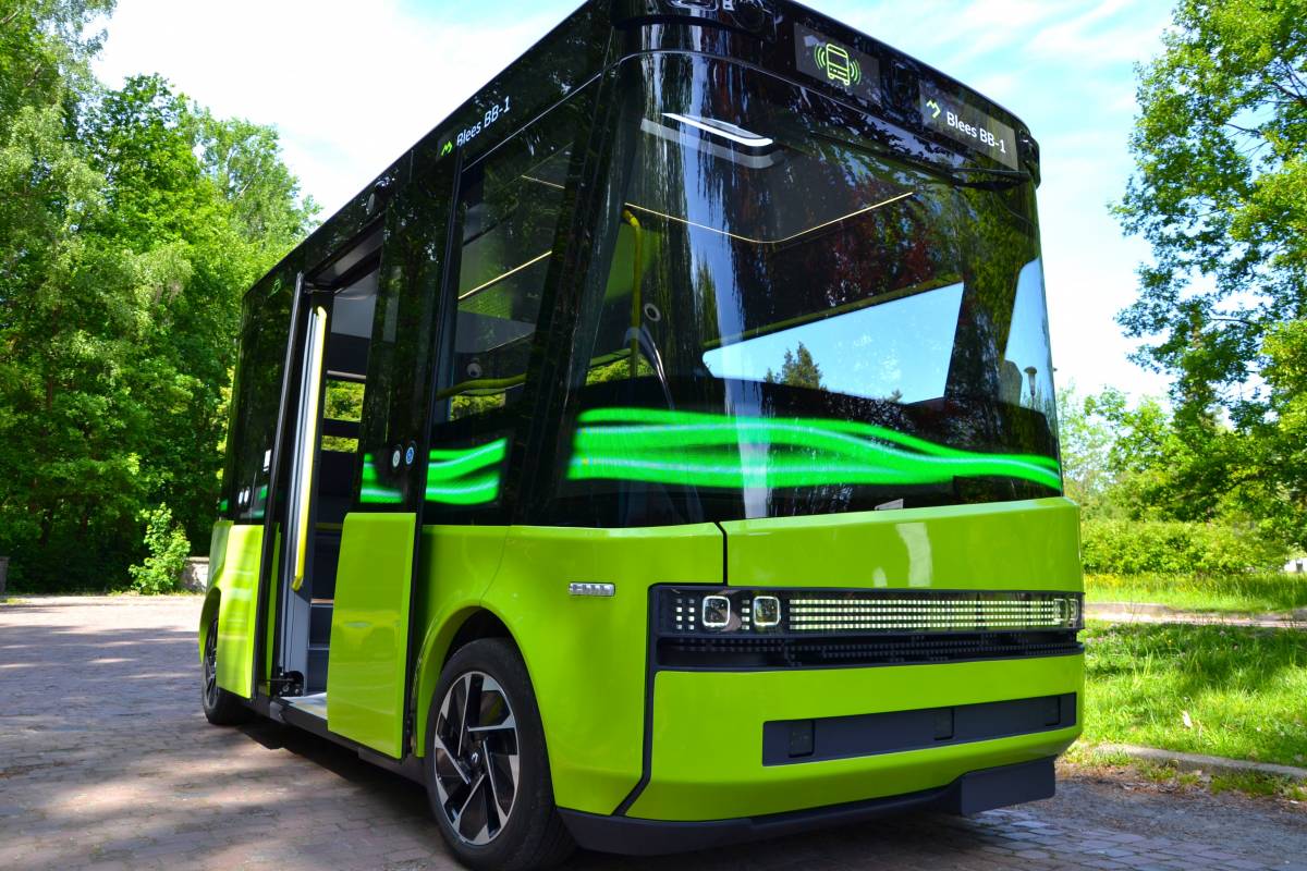 Autonomiczny elektryczny minibus Blees BB-1 przewozi pasażerów po Parku Śląskim - Park Śląski